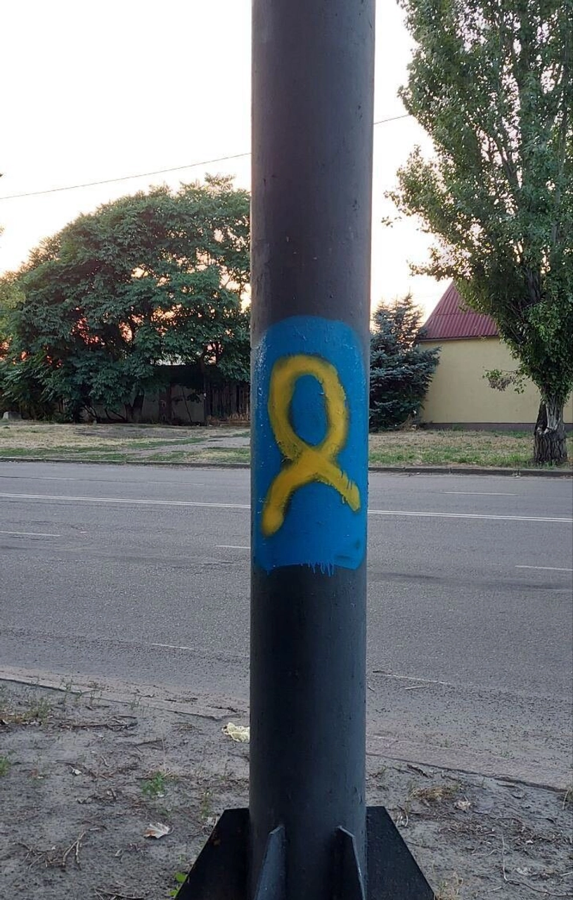 ‘Yellow Ribbon’ Resistant Movement Symbols Appear Across Occupied Kherson