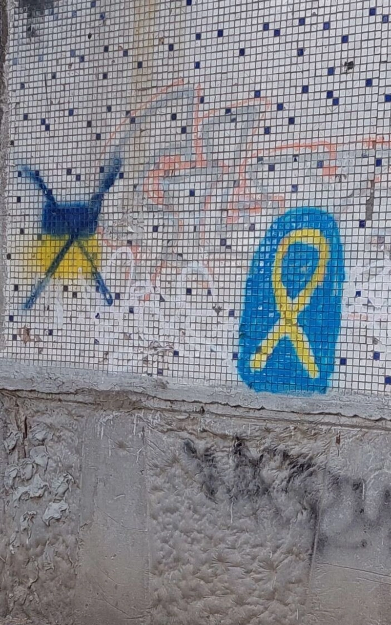 ‘Yellow Ribbon’ Resistant Movement Symbols Appear Across Occupied Kherson