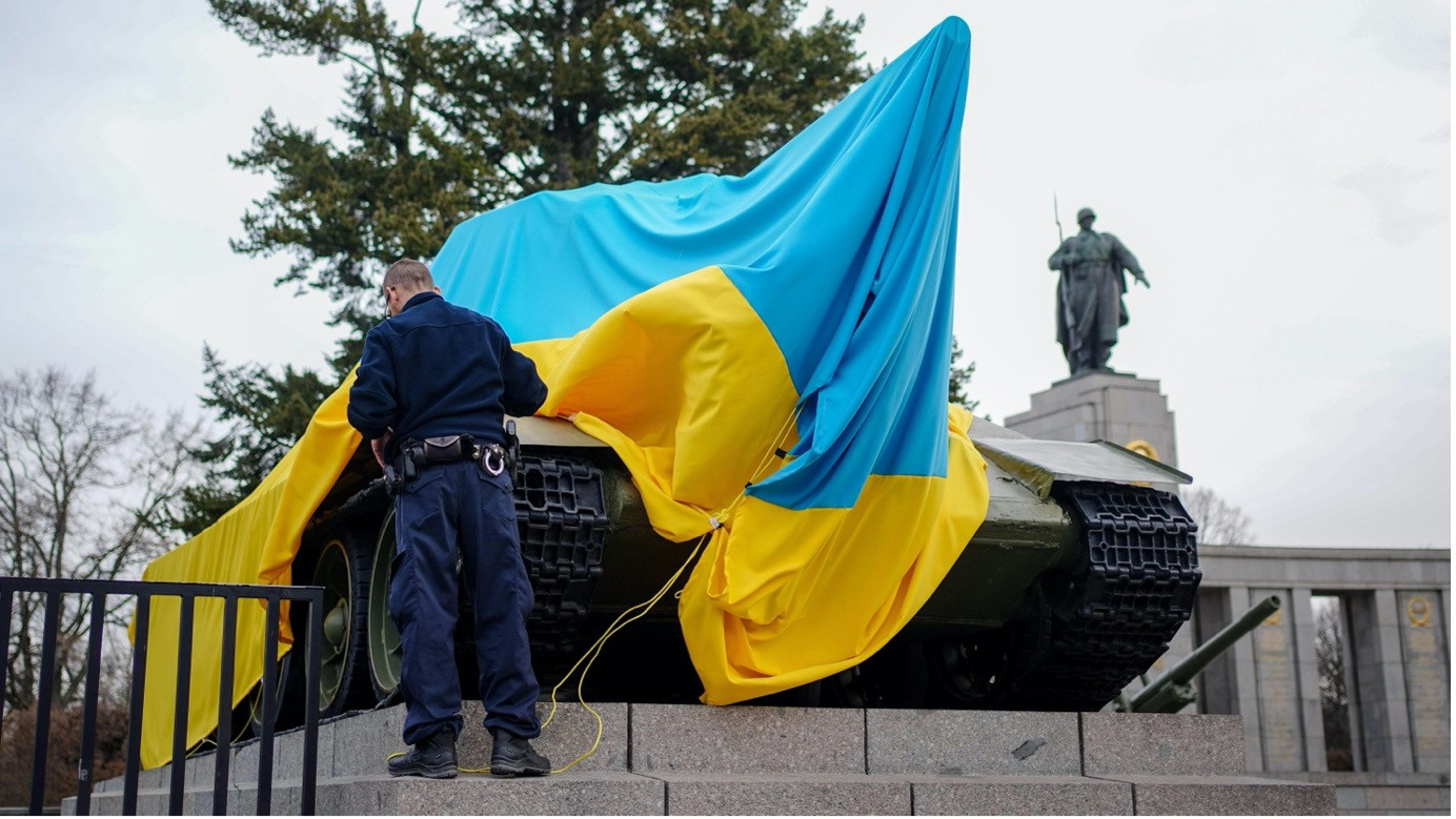 Berlin Court Overturns Ban on Use of Ukrainian Flags on May 8 & 9