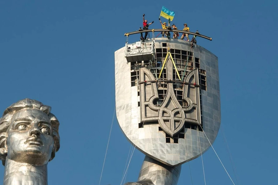 Curiosities of Kyiv: Motherland Monument in Kyiv