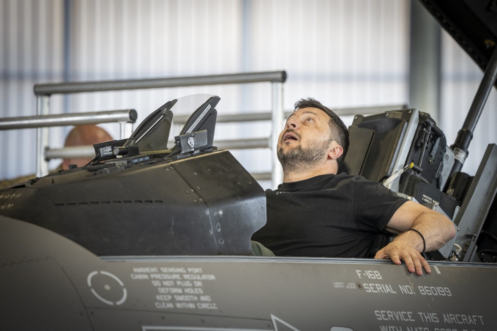 Dutch Military Sends F-16s to Romania To Train Ukrainian Pilots