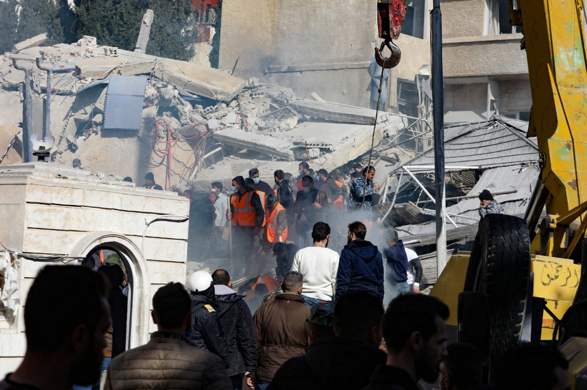 Iran Says Israel Raid On Damascus Kills Guards Syria Spy Chief Among 5200