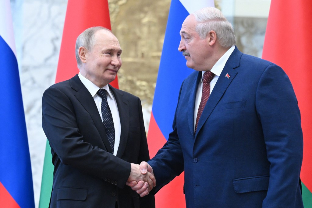 Putin Awards Lukashenko With Medal on 70th Birthday – Still No Colonel ...