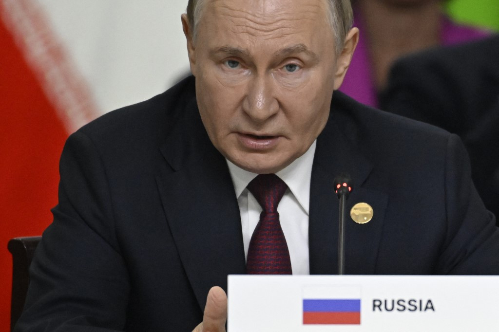 Bullish Putin Eyes More Territory, Unfazed by Sanctions, Kremlin ...