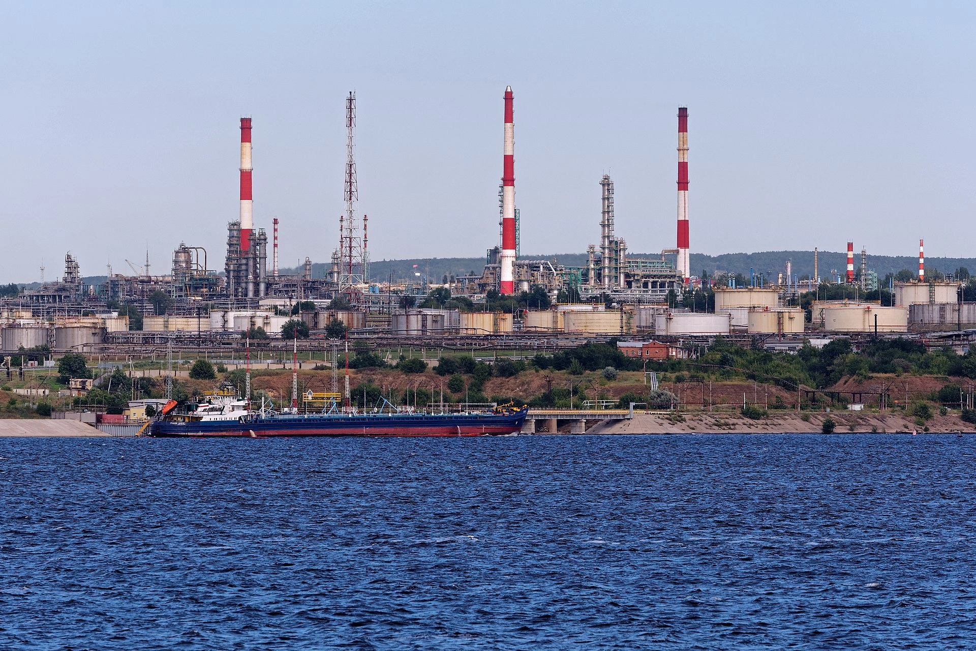 Ukrainian Drone Strike Halts Operations at Saratov Oil Refinery