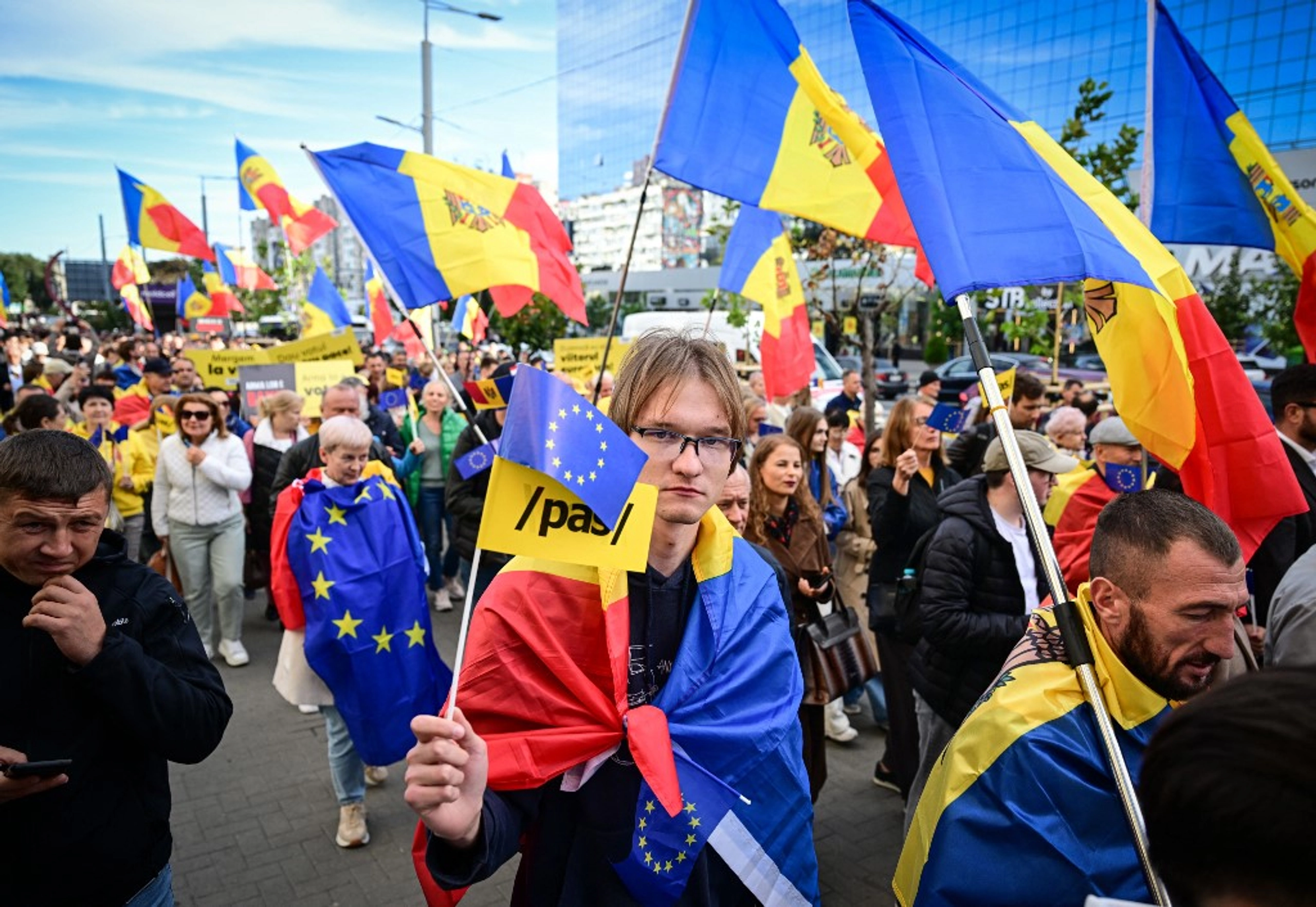 Moldovans Vote in Tense Polls, Torn Between EU and Russia