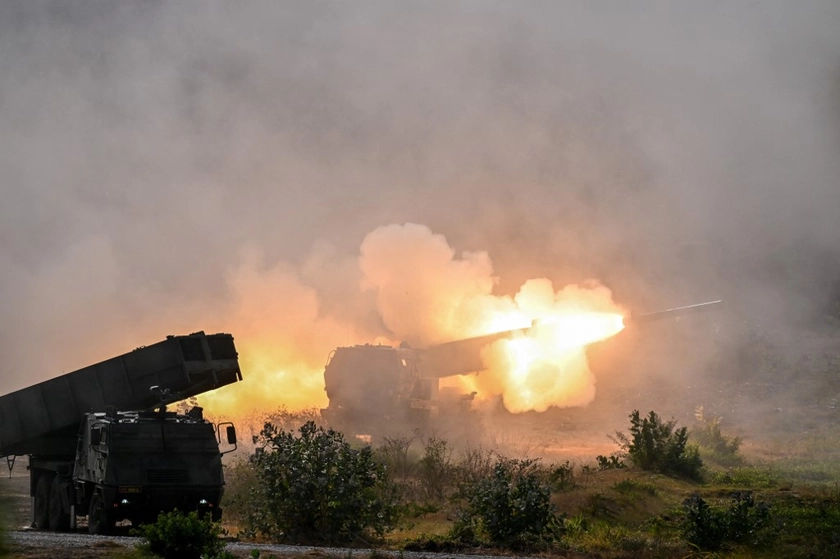 Ukrainian HIMARS Attack Blasts Russian Mobile HQ