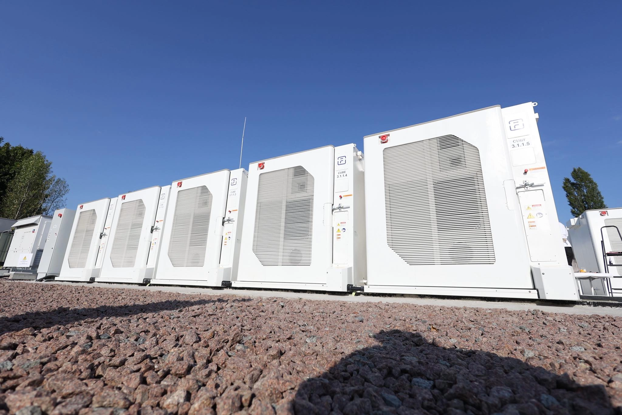 Ukraine Builds Battery Network to Keep Power On During Russian Attacks