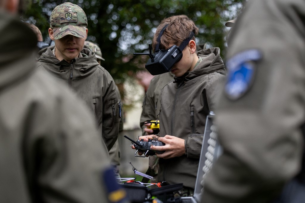Polish Teens Study in First Drone Class Overseen by Military
