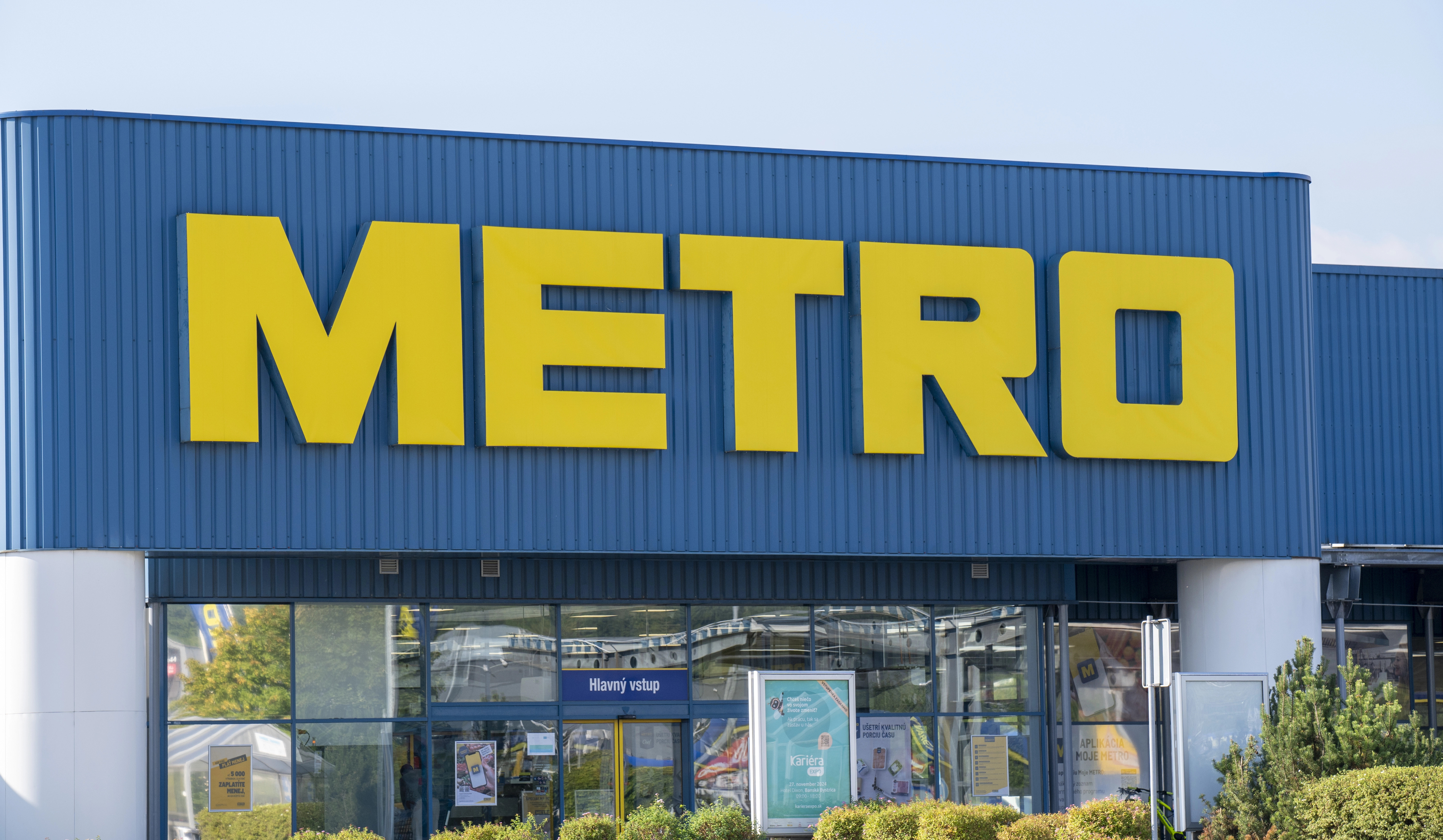METRO Supermarket Sees Essential Goods Surge as Shoppers Cling to ...