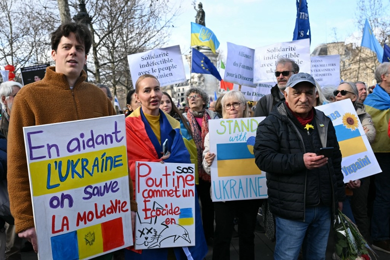 Hundreds Rally in Paris to Support Ukraine After Four Years of War