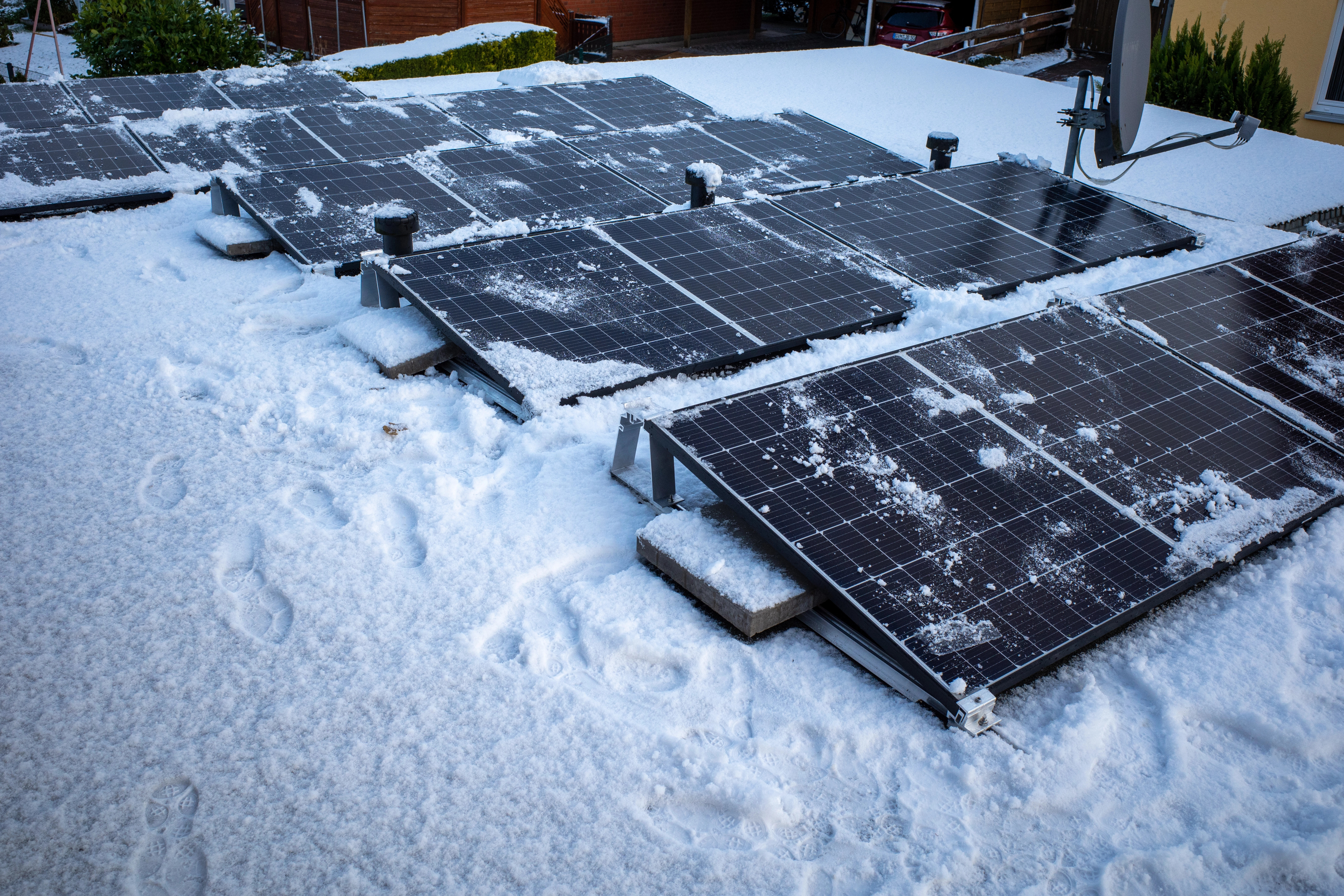 Kyiv Residents Pool Together for Solar Panels and Batteries Amid ...